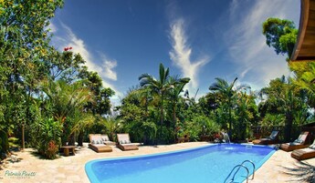 Piscina externa, guarda-sóis, espreguiçadeiras