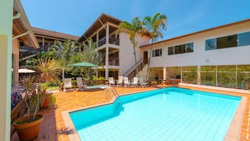 Piscina externa, espreguiçadeiras