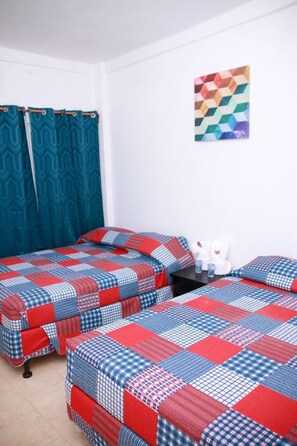 Quarto, 2 camas de casal, para não fumantes | Individualmente mobiliados, espaço de trabalho para notebook