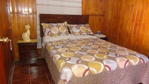Quarto casal econômico, banheiro compartilhado | Wi-Fi de cortesia, roupa de cama