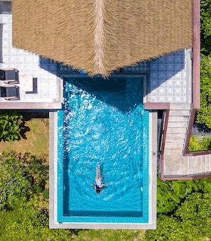 Hilltop Pool Villa 1 | Minibar, cofre no quarto, com decoração personalizada 
