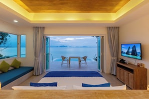 Deluxe Pool Access | Minibar, cofre no quarto, com decoração personalizada 