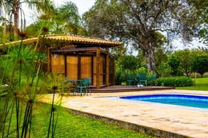 Piscina externa, espreguiçadeiras