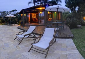 Piscina externa, espreguiçadeiras