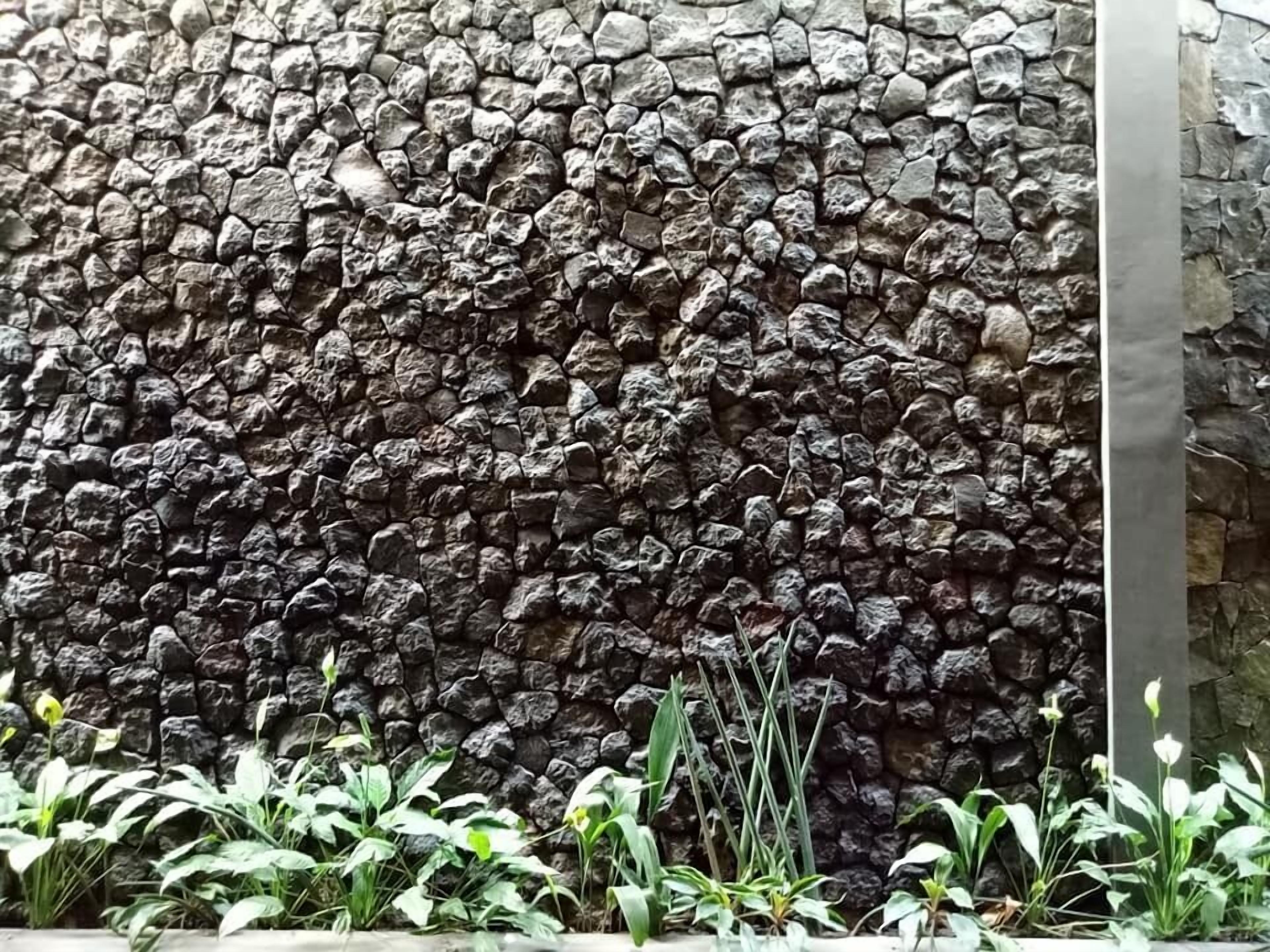 Uma parede de pedra com superfície texturizada.