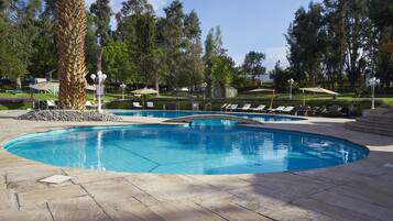 Piscina exterior, guarda-sóis, espreguiçadeiras