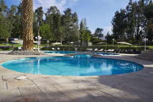 Piscina exterior, guarda-sóis, espreguiçadeiras