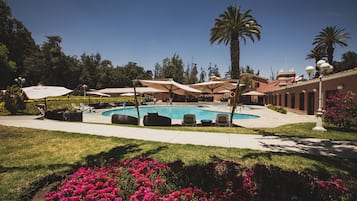 Piscina exterior, guarda-sóis, espreguiçadeiras