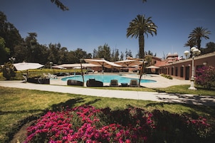 Piscina exterior, guarda-sóis, espreguiçadeiras