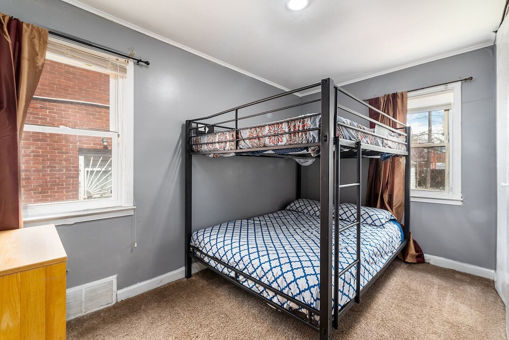 Super Cute And Great Home Approx 15mins To Downtown Detroit Sleeps 14 Guests - Livonia, MI