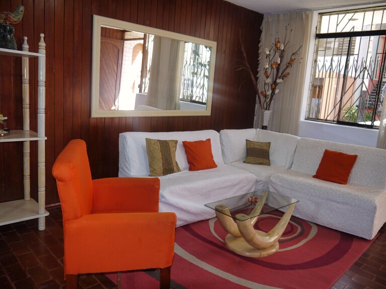 Casa Para 11 Personas (6 Habitaciones) Barrio Seguro- Vigilancia De Noche - Chiclayo