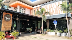 Um edifício moderno com uma placa que diz "The Palm Village".