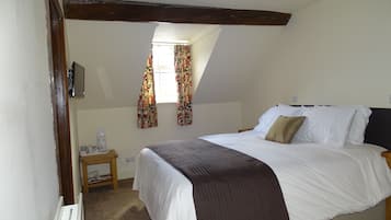 Quarto casal de uso individual | Ferros/tábuas de passar roupa, Wi-Fi de cortesia, roupa de cama
