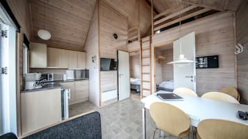 Um frigorífico, um micro-ondas, um forno, uma placa de cozinha