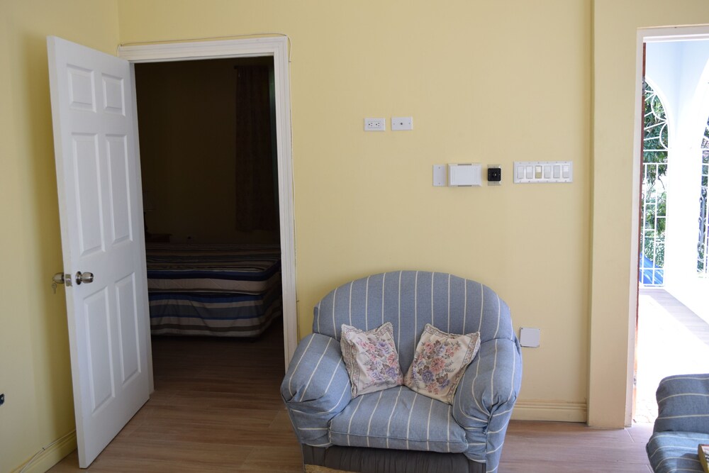 Nieuwe Moderne Eerste Verdieping Flat, Groot Eigen Balkon - Kingston