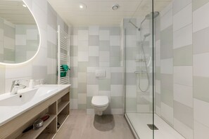 Quarto casal standard, 1 cama Queen | Banheiro | Chuveiro, chuveiro com efeito de chuva, secador de cabelo 