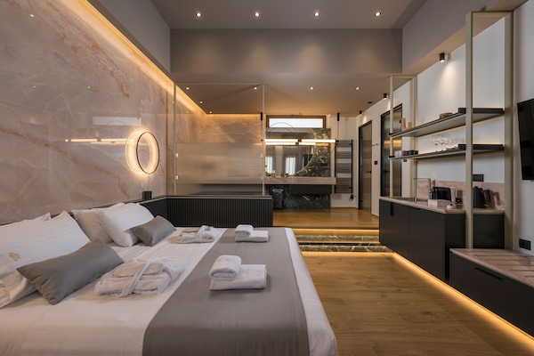 Suite-Estúdio de Luxo, 1 cama queen-size, banheira de hidromassagem | Roupa de alta qualidade, cofre no quarto, cortinas/cortinados opacos