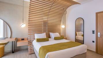 Quarto moderno com cama, mesa de cabeceira e espelho.