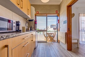 Quarto conforto, 1 quarto, vista para o rio | Cozinha privada | Geladeira, micro-ondas, cooktop, máquina de café expresso