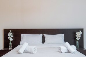 Apartamento | Banheiro | Chuveiro, chuveiro com efeito de chuva, toalhas de banho 