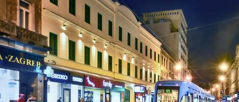 Fachada da propriedade à noite