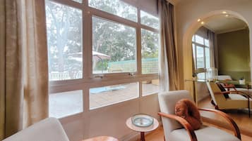 Suite, 1 cama king-size, não fumadores | Minibar, cofre no quarto, secretária, cortinas/cortinados opacos
