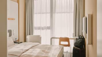 Quarto standard, 1 cama Queen | Cofres nos quartos, escrivaninha, cortinas blackout