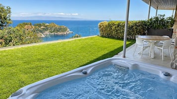 Apartamento Panorâmico, banheira de hidromassagem grande, vista para o mar | Banheira de hidromassagem privativa