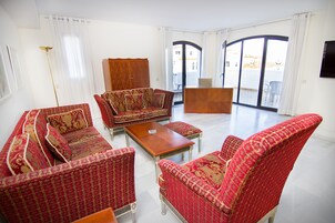 Roupa de alta qualidade, cofre no quarto, secretária 