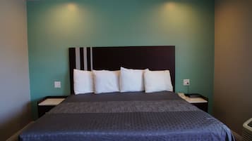 Quarto luxo, 1 cama King, para não fumantes | Camas com colchões pillow-top, escrivaninha