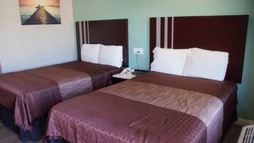 Camas com colchões pillow-top, escrivaninha