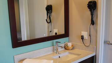 Quarto luxo, 1 cama King, para não fumantes | Banheiro | Produtos de toalete grátis, secador de cabelo, toalhas de banho