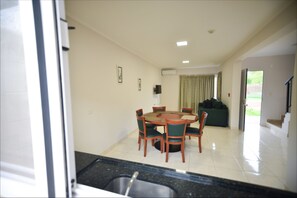 Duplex, 2 quartos | Opções para refeição no quarto