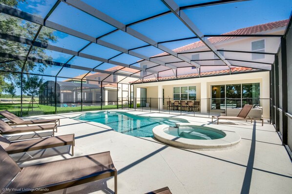 Vila, várias camas | Piscina interna | Piscina externa
