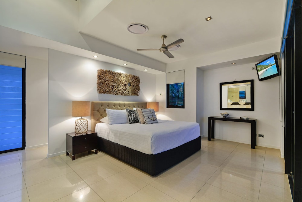 Villa 12 The Edge Oceanfront Deluxe 3 Bedroom Near Marina With Golf Buggy - Hamilton Island