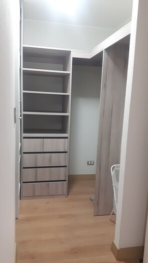 Apartamento família, 2 quartos, para não fumantes, vista para a piscina | 2 quartos, edredons de pluma, escrivaninha, quartos à prova de som