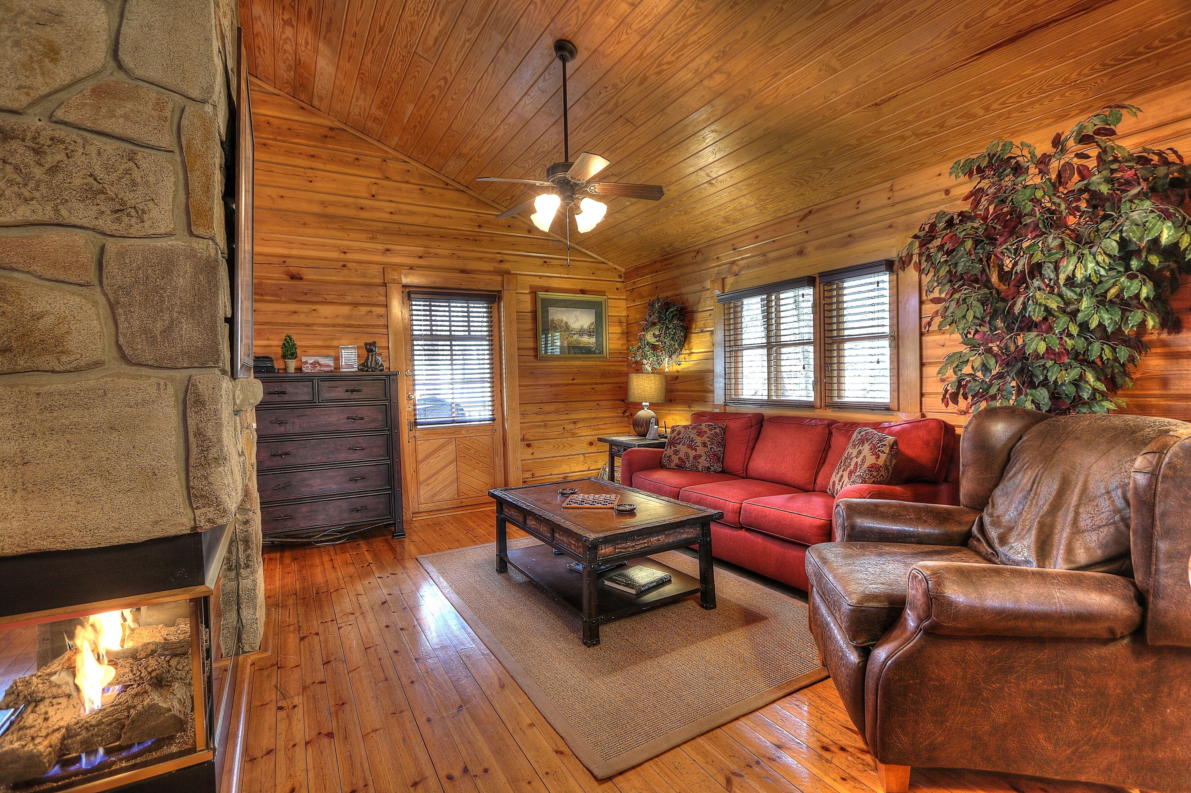 Bear Hugs #23 - Charming & Clean Log Cabin! - Sevierville, TN