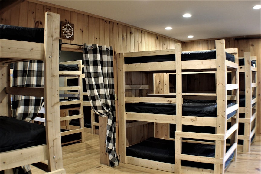 Large Groups - Sleeps Up To 24 -Group Ski Rentals & Lift Tickets Available - Beech Mountain, NC