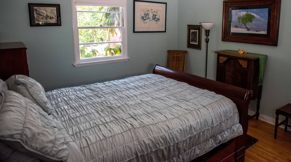 Bright And Cheerful North Hollywood House - In Quiet Neighborhood! - Los Angeles, CA