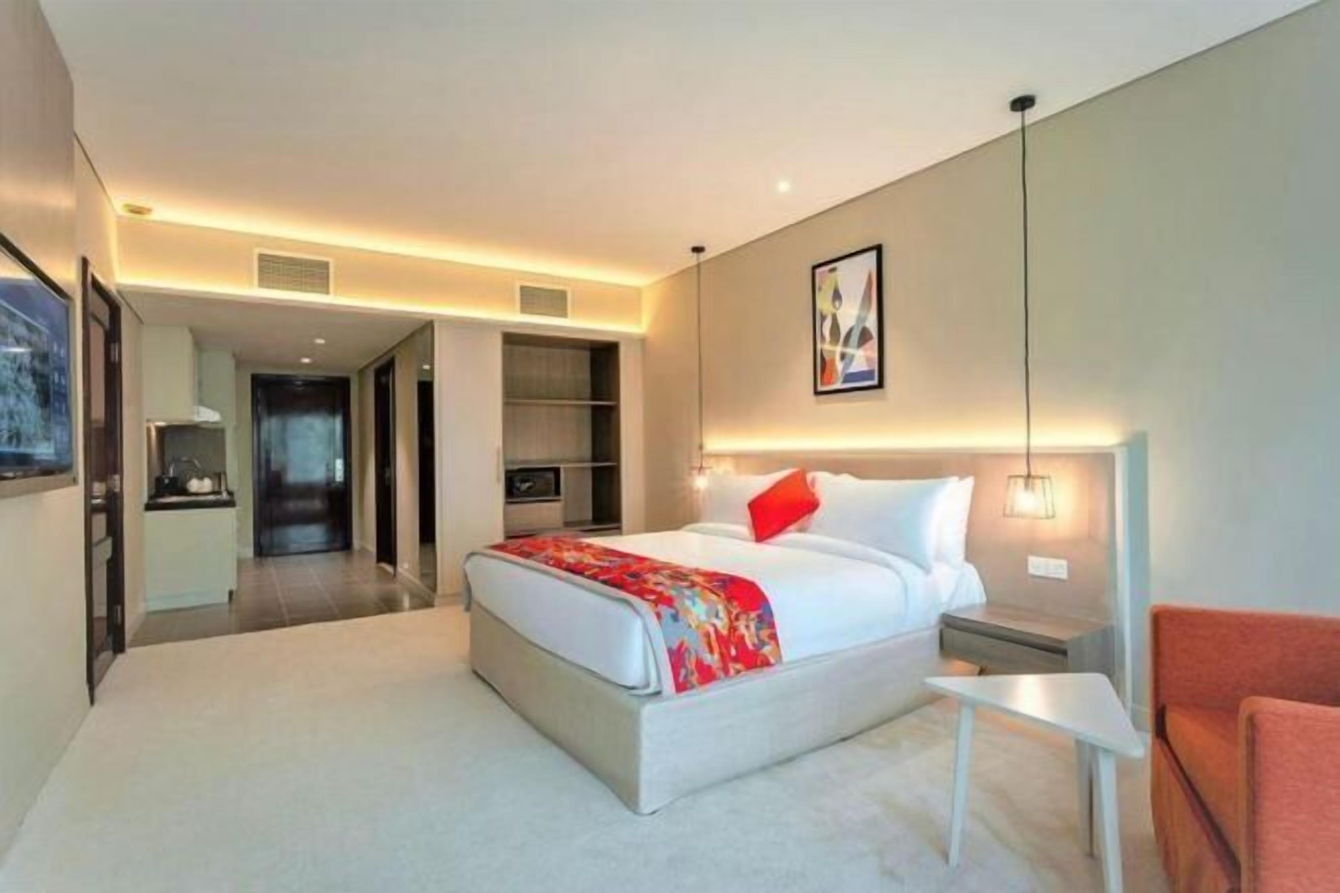 Roupas de cama premium, frigobar, cofres nos quartos, cortinas blackout