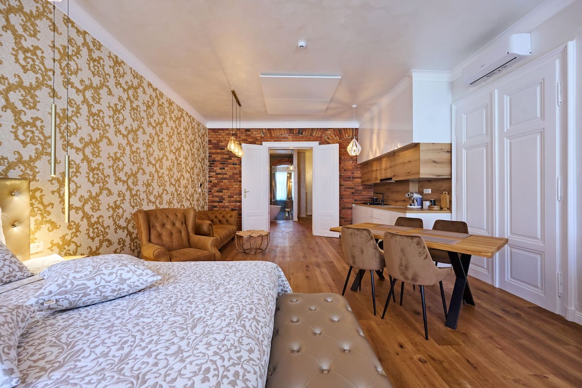Apartamento superluxo, várias camas | Frigobar, cofres nos quartos, escrivaninha, Wi-Fi de cortesia