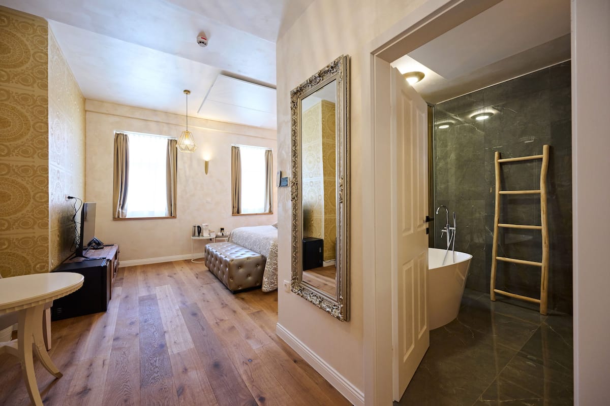 Quarto casal luxo, 1 cama King (Maja Rooms) | Frigobar, cofres nos quartos, escrivaninha, Wi-Fi de cortesia