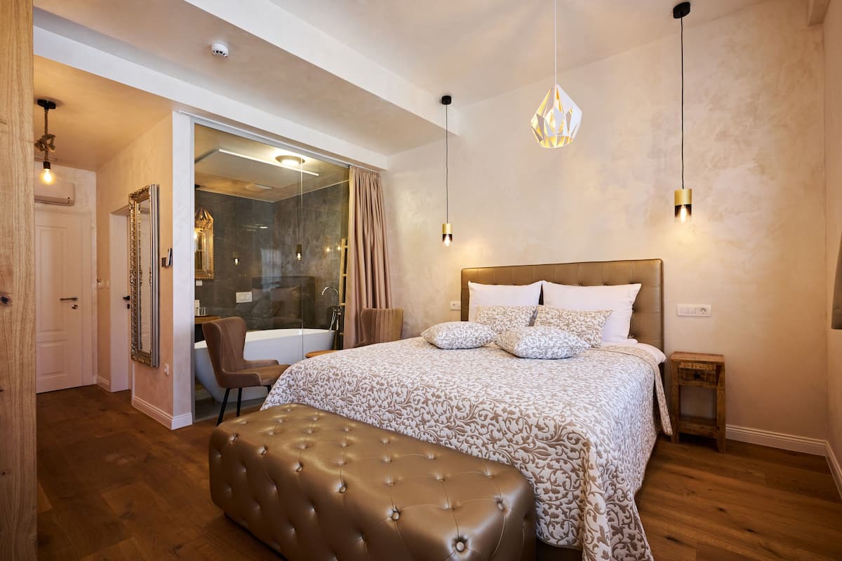 Quarto casal luxo, 1 cama King (Hiša Ančka Boutique Hotel) | Frigobar, cofres nos quartos, escrivaninha, Wi-Fi de cortesia
