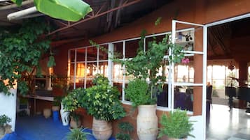 Fachada da propriedade à noite