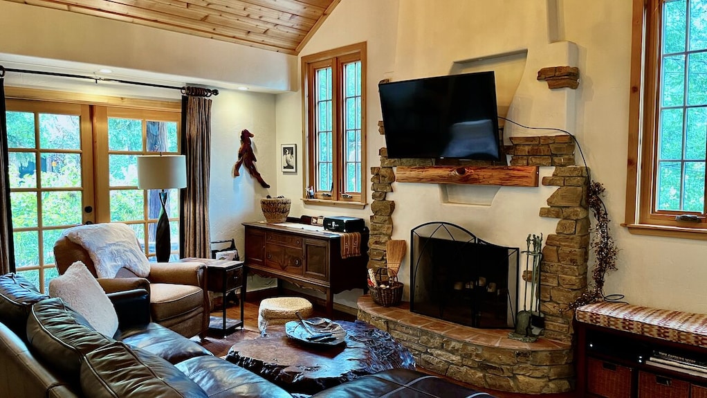 Peaceful Pines " Lovely Pet Friendly Mountain Home W/ Spa - California