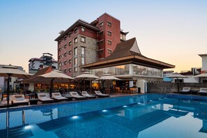 Piscina exterior, espreguiçadeiras 