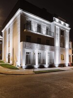 Fachada do alojamento (tarde/noite)