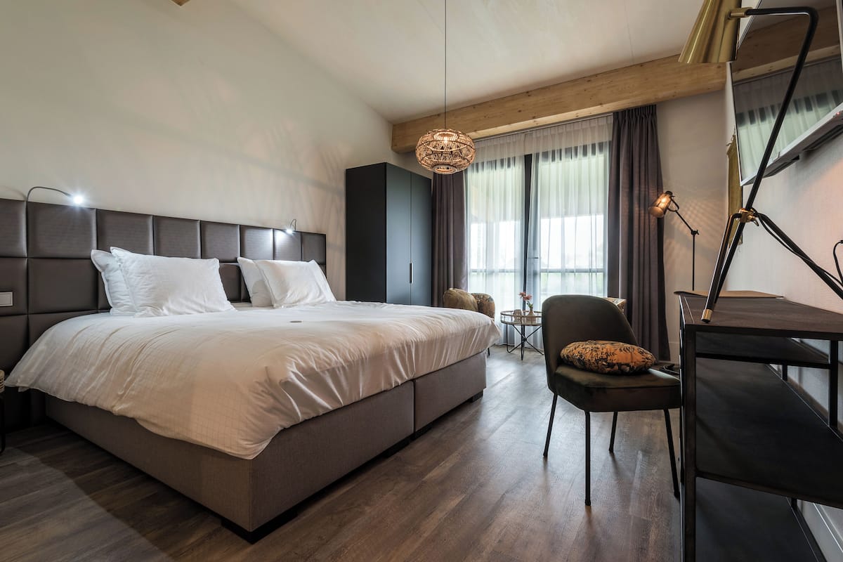 Roupa de alta qualidade, minibar, cofre com capacidade para portátil 