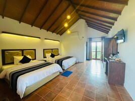 Quarto quádruplo superluxo | Cofres nos quartos, escrivaninha, espaço de trabalho para notebook