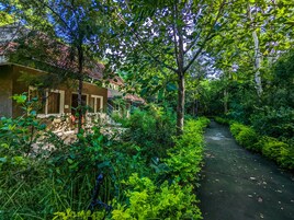 Quarto | Escrivaninha, camas extras/dobráveis (sobretaxa), roupa de cama